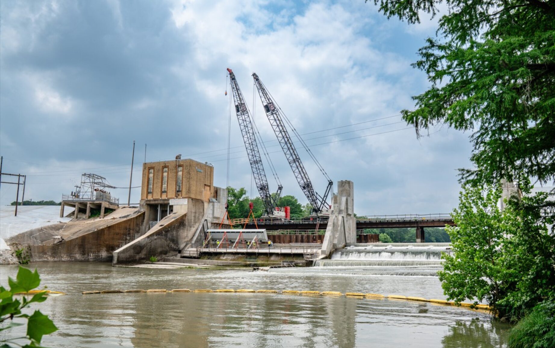 Link-Belt 248 HSLs work dam renovation projects - Link-Belt Cranes