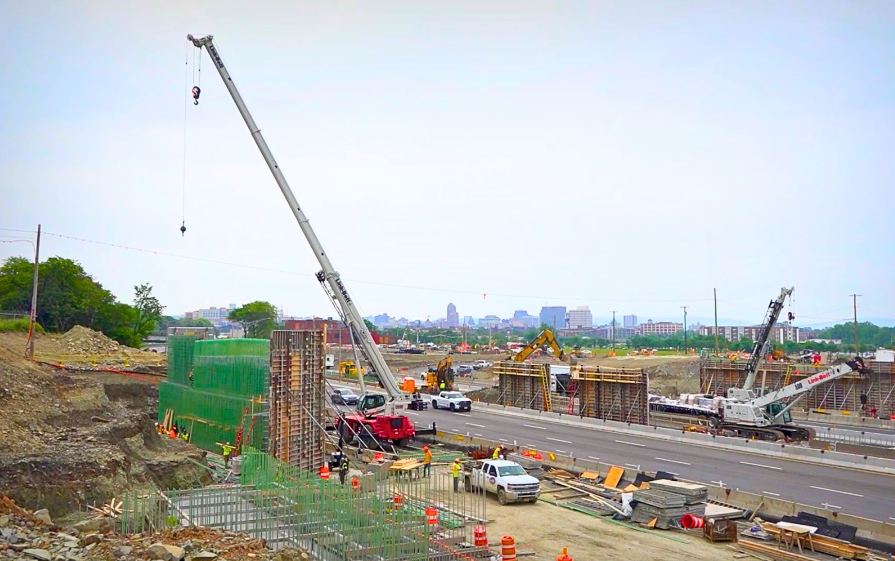 120|RT excels on $2.25B New York mega project - Link-Belt Cranes